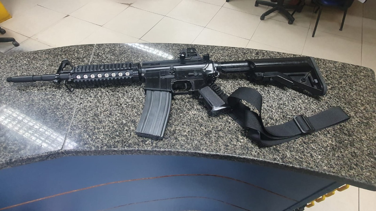 Trio é detido após ostentar fuzil de airsoft nas redes sociais em ...