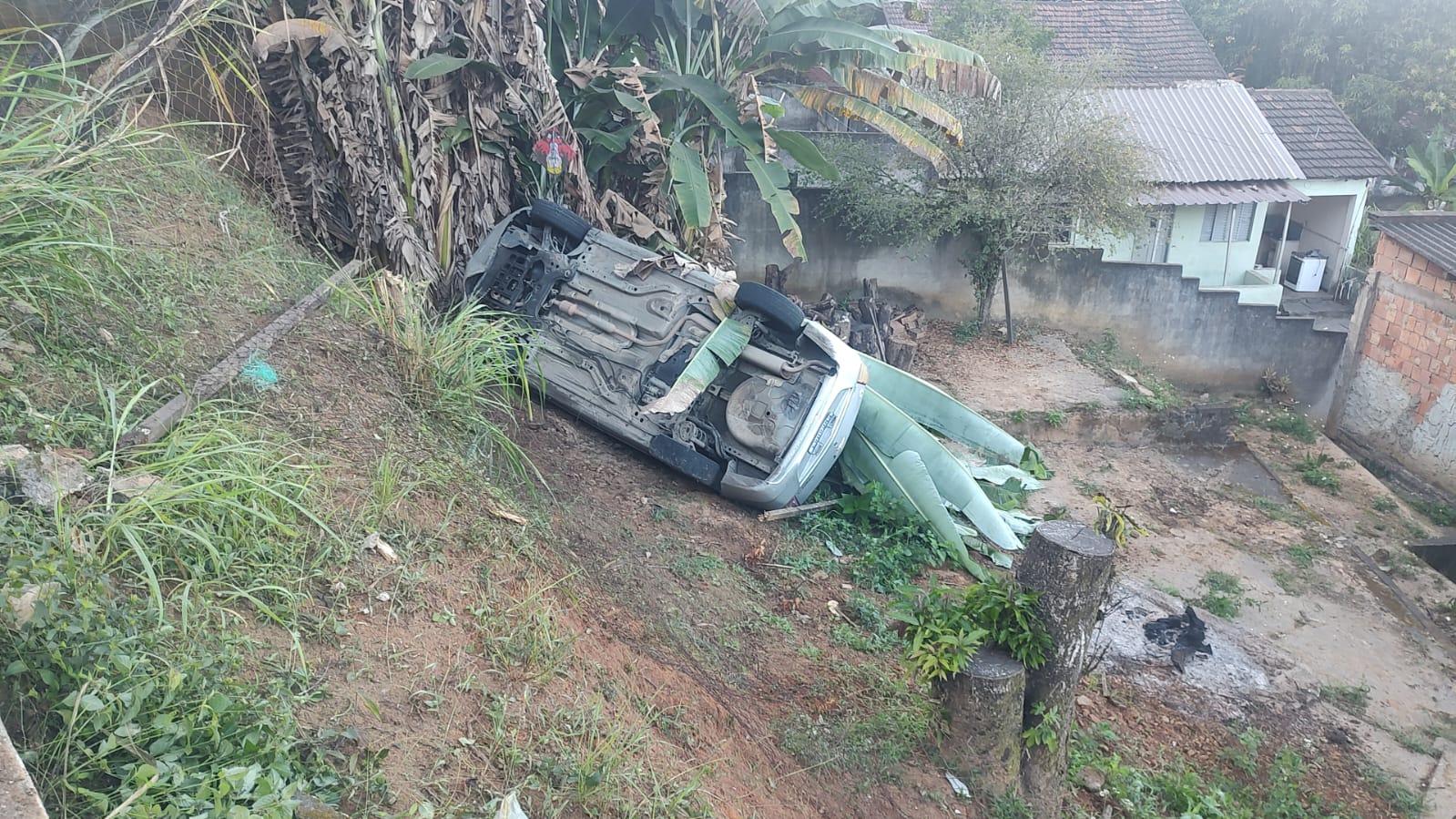 Carro desce por barranco e cai em quintal de casa no Retiro, em Volta Redonda – Informa Cidade