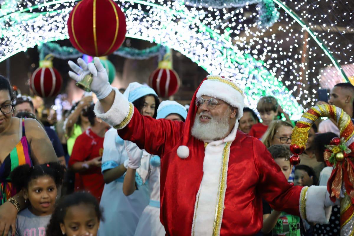 Papai Noel chega a Volta Redonda e distribui brinquedos às crianças ...